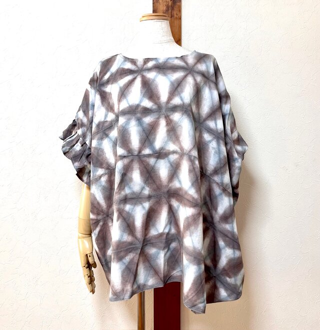 ベンガラ染め 板締め絞り 正絹 フリルとタックのオーバーブラウス | iichi 日々の暮らしを心地よくするハンドメイドやアンティークのマーケットプレイス