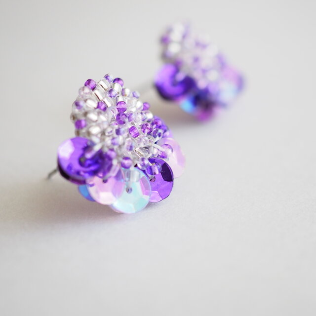 『Beadspan round 粒々 pop』（パープル）ピアス/イヤリング【受注】 | iichi 日々の暮らしを心地よくするハンドメイドやアンティークのマーケットプレイス