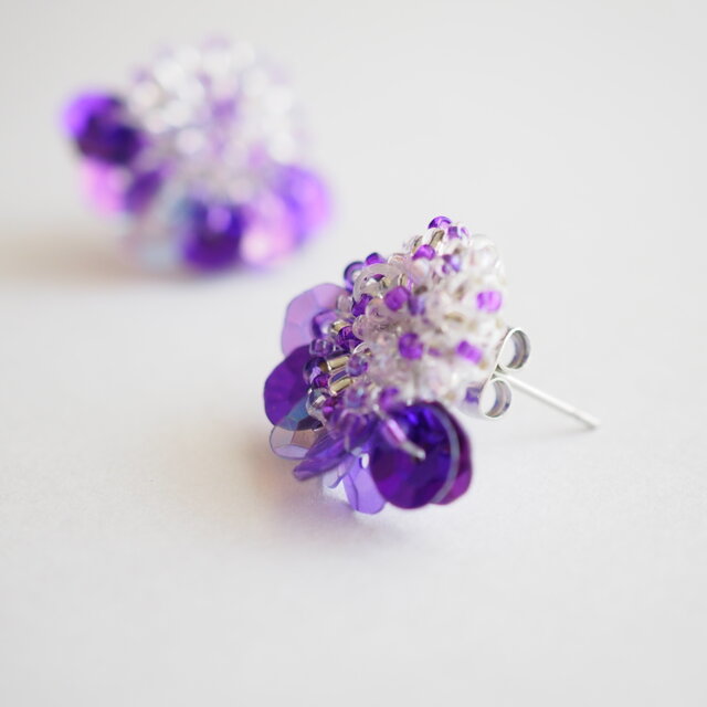 『Beadspan round 粒々 pop』（パープル）ピアス/イヤリング【受注】 | iichi 日々の暮らしを心地よくするハンドメイドやアンティークのマーケットプレイス