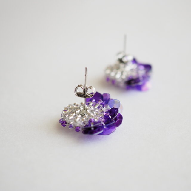 『Beadspan round 粒々 pop』（パープル）ピアス/イヤリング【受注】 | iichi 日々の暮らしを心地よくするハンドメイドやアンティークのマーケットプレイス