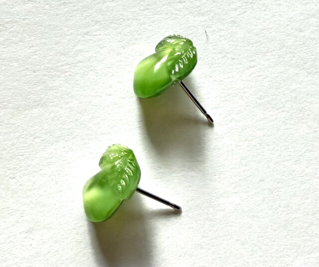 【西ドイツ製 ビンテージ 洋梨 小さい ピアス】11㎜ | iichi 日々の暮らしを心地よくするハンドメイドやアンティークのマーケットプレイス