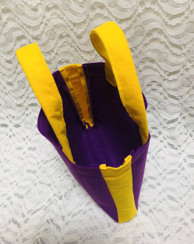 フェルトのミニトートバッグ 紫×黄色 | iichi 日々の暮らしを心地よくするハンドメイドやアンティークのマーケットプレイス