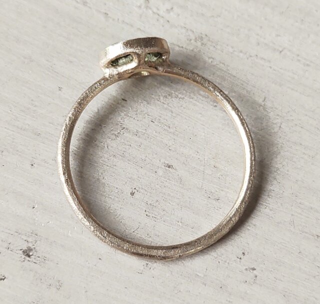 ﾙｰﾄﾞｳﾞｯﾋｱｲﾄinﾍﾟﾘﾄﾞｯﾄ＊K10 ring | iichi 日々の暮らしを心地よくするハンドメイドやアンティークのマーケットプレイス