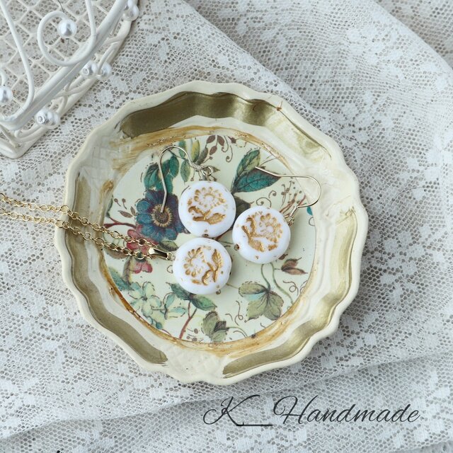 チェコガラスビーズ 可憐な雛菊のピアス ホワイト | iichi 日々の暮らしを心地よくするハンドメイドやアンティークのマーケットプレイス