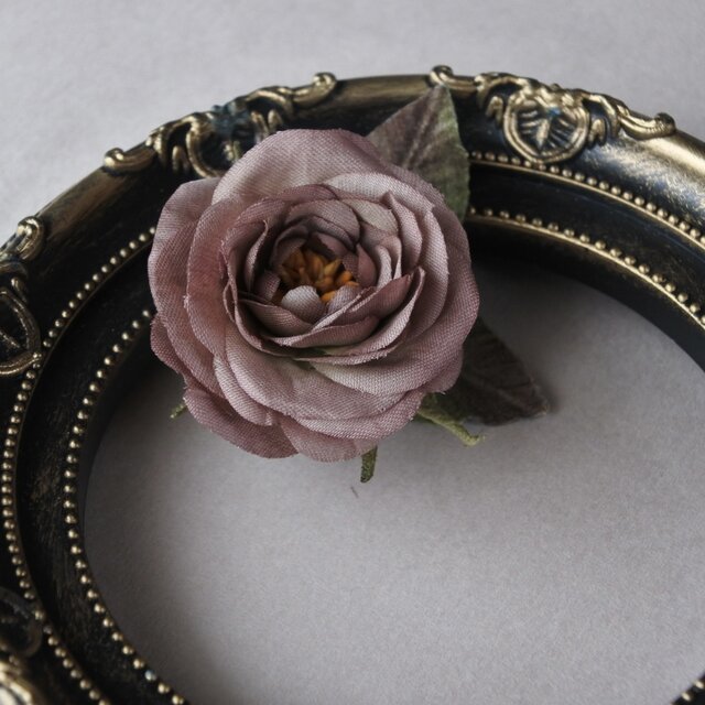 布花バラのブローチ＊アンティーク風 5-048 | iichi 日々の暮らしを心地よくするハンドメイドやアンティークのマーケットプレイス