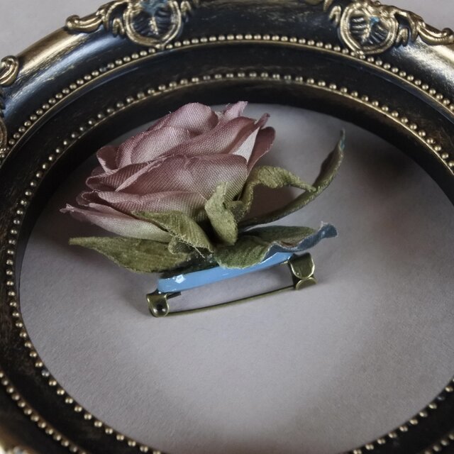 布花バラのブローチ＊アンティーク風 5-048 | iichi 日々の暮らしを心地よくするハンドメイドやアンティークのマーケットプレイス