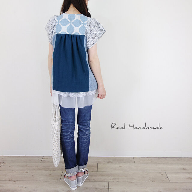 オーシャンブルーに舞う・幾何学模様とレースのコラージュブラウス（ハーフリネン×コットン） | iichi 日々の暮らしを心地よくするハンドメイドやアンティークのマーケットプレイス