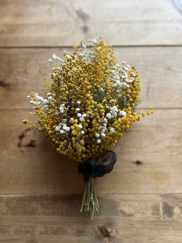 小さなスワッグ ~ドライのミモザと霞草 | iichi 日々の暮らしを心地よくするハンドメイドやアンティークのマーケットプレイス
