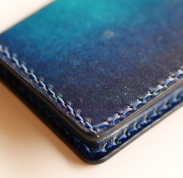レザー名刺入れ ヌメ革仕様 濃紺 NV 【深海】 | iichi 日々の暮らしを心地よくするハンドメイドやアンティークのマーケットプレイス