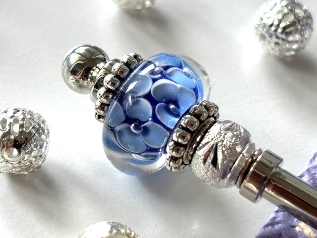 かんざし 青い紫陽花のとんぼ玉 一本挿し 一本簪 涼しげ 夏 トンボ玉 蜻蛉玉 水色 ブルー | iichi 日々の暮らしを心地よくするハンドメイドやアンティークのマーケットプレイス