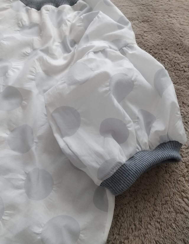 ふっわふわのコットンドットパフスリーブブラウス | iichi 日々の暮らしを心地よくするハンドメイドやアンティークのマーケットプレイス