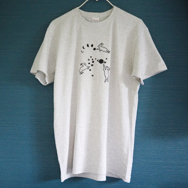 Tシャツ＊宇宙で遊ぶウサギたち | iichi 日々の暮らしを心地よくするハンドメイドやアンティークのマーケットプレイス