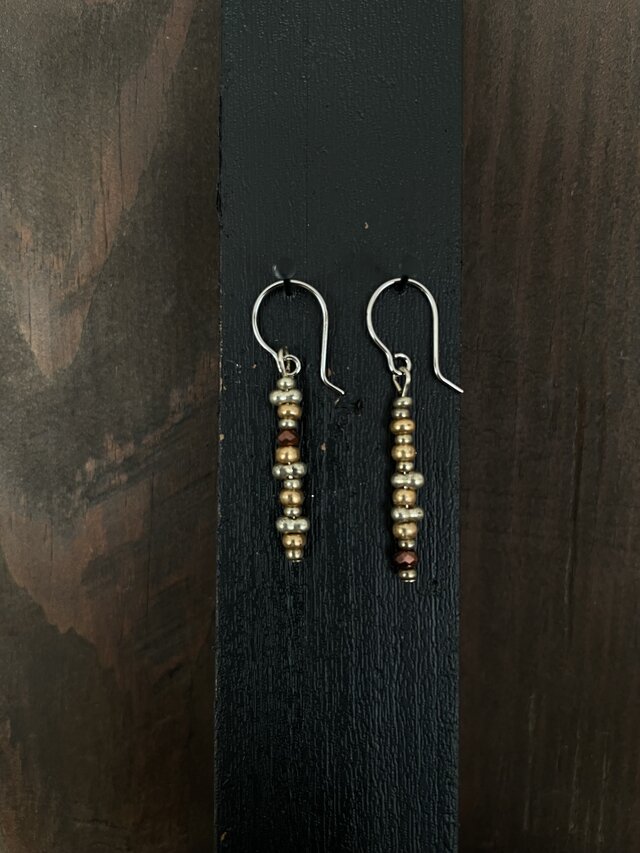 メタリックビーズピアス no.089 | iichi 日々の暮らしを心地よくするハンドメイドやアンティークのマーケットプレイス