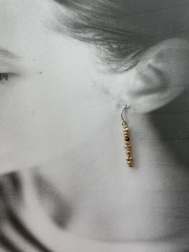 メタリックビーズピアス no.089 | iichi 日々の暮らしを心地よくするハンドメイドやアンティークのマーケットプレイス