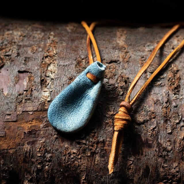 藍染巾着首飾り 鹿革 ネックレス ペンダント | iichi 日々の暮らしを心地よくするハンドメイドやアンティークのマーケットプレイス