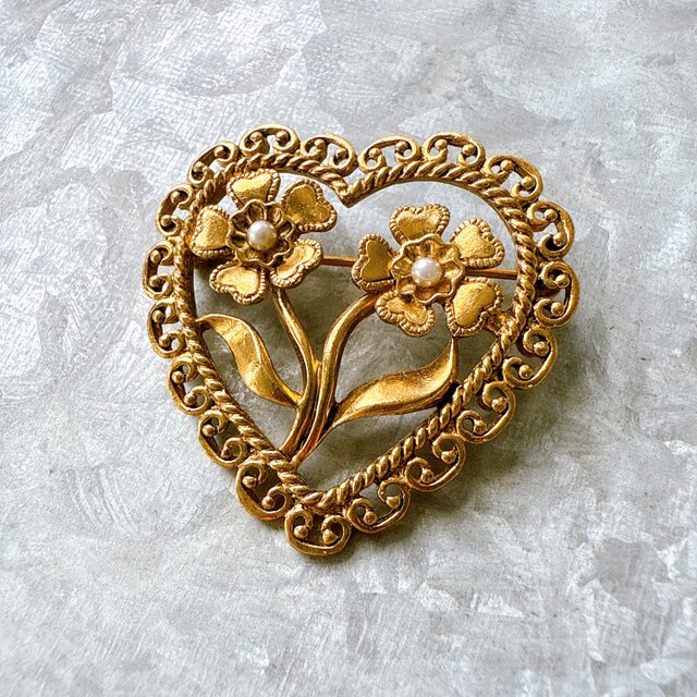 SCA45-【 AVON 】エイボン・ヴィンテージブローチ ピン 90s Gold Tone Antiqued Heart | iichi 日々の暮らしを心地よくするハンドメイドやアンティーク ...