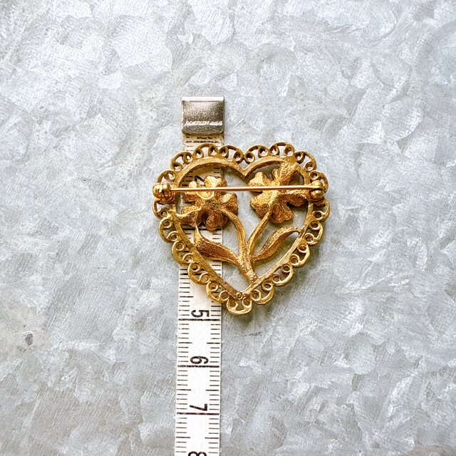 SCA45-【 AVON 】エイボン・ヴィンテージブローチ ピン 90s Gold Tone Antiqued Heart | iichi 日々の暮らしを心地よくするハンドメイドやアンティーク ...