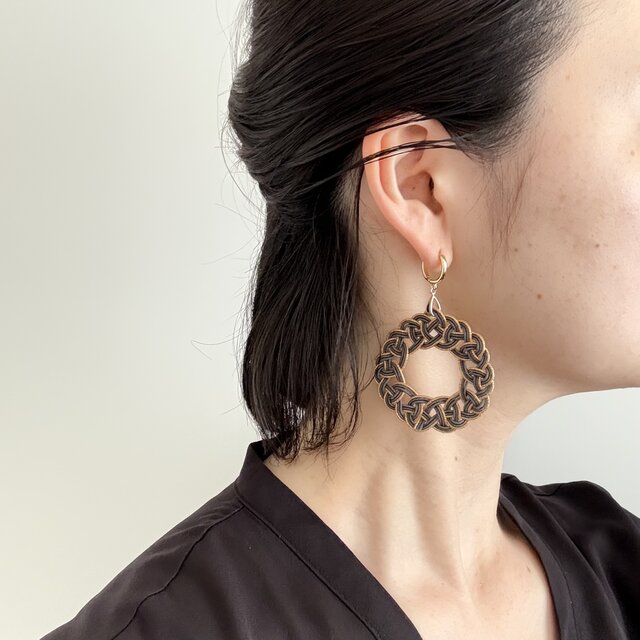 輪っか結びのピアス | iichi 日々の暮らしを心地よくするハンドメイドやアンティークのマーケットプレイス