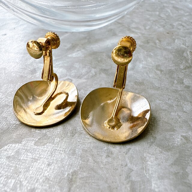 Y1126-ヴィンテージイヤリング U.S.A. PAT.NO Gold Tone Radial Texture Round | iichi 日々の暮らしを心地よくするハンドメイドや ...