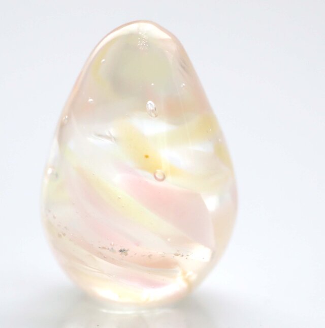 ガラスの雫の小さなオブジェ 「花びらの舞 ピンク」 | iichi 日々の暮らしを心地よくするハンドメイドやアンティークのマーケットプレイス