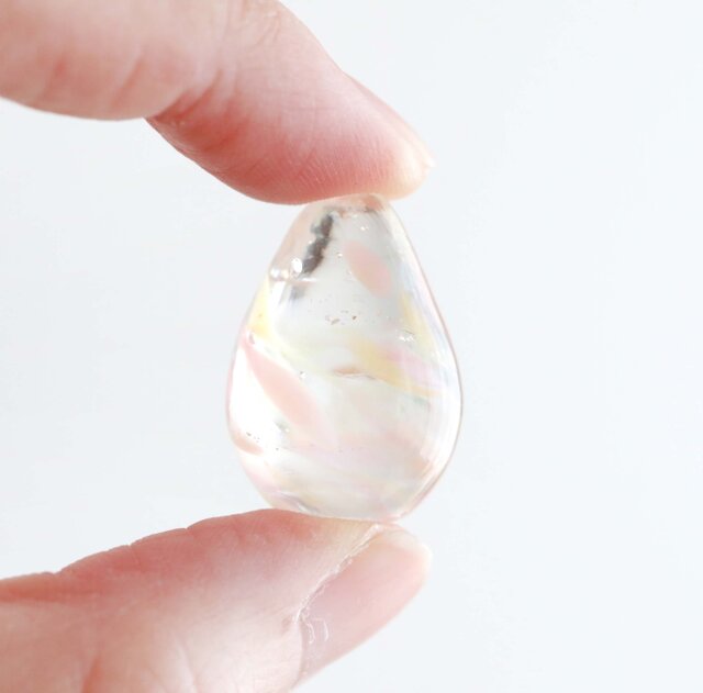 ガラスの雫の小さなオブジェ 「花びらの舞 ピンク」 | iichi 日々の暮らしを心地よくするハンドメイドやアンティークのマーケットプレイス