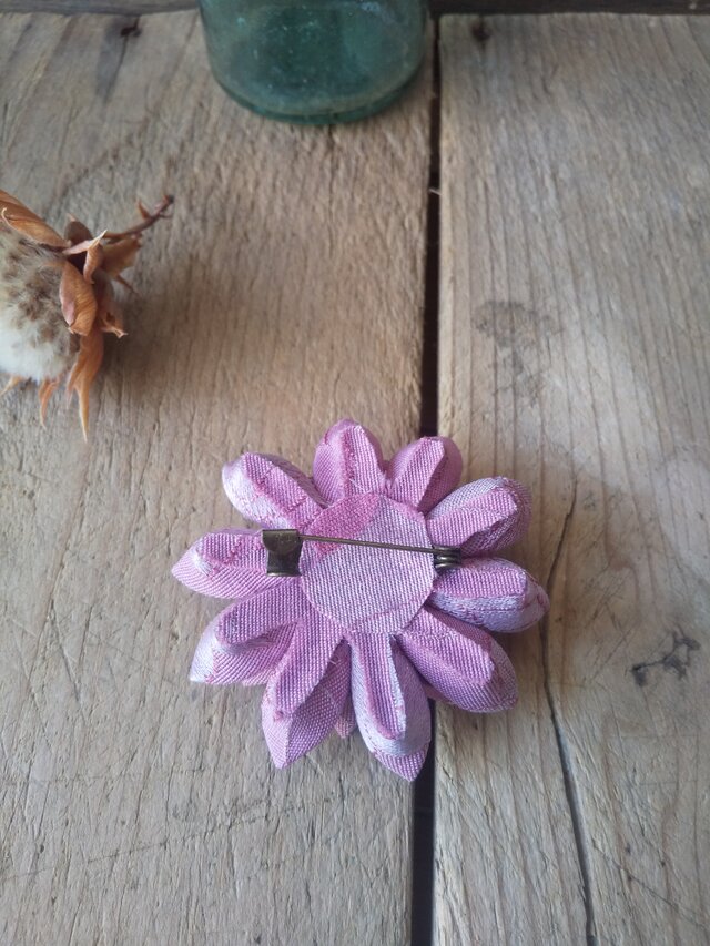 つまみ細工のお花のブローチ | iichi 日々の暮らしを心地よくするハンドメイドやアンティークのマーケットプレイス