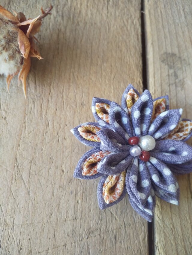 つまみ細工のお花のブローチ | iichi 日々の暮らしを心地よくするハンドメイドやアンティークのマーケットプレイス