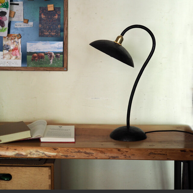 アイアン【鉄】のLEDデスクランプR・テーブルランプ | iichi 日々の暮らしを心地よくするハンドメイドやアンティークのマーケットプレイス