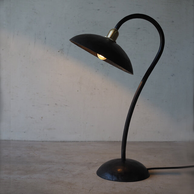 アイアン【鉄】のLEDデスクランプR・テーブルランプ | iichi 日々の暮らしを心地よくするハンドメイドやアンティークのマーケットプレイス