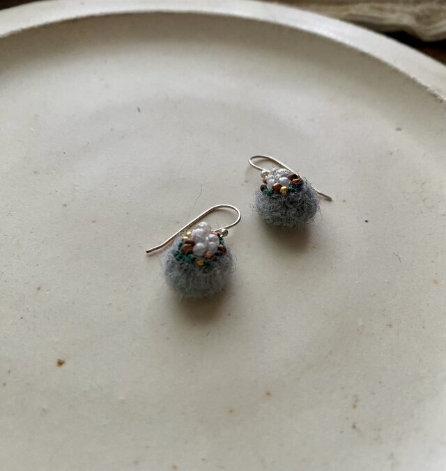 フェルト泡々ピアス(マゼンタ) | iichi 日々の暮らしを心地よくするハンドメイドやアンティークのマーケットプレイス