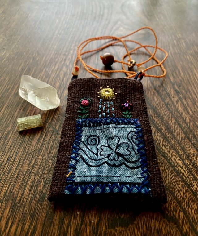 お守り袋ペンダントb | iichi 日々の暮らしを心地よくするハンドメイドやアンティークのマーケットプレイス