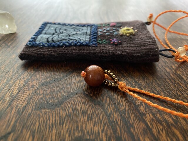 お守り袋ペンダントb | iichi 日々の暮らしを心地よくするハンドメイドやアンティークのマーケットプレイス