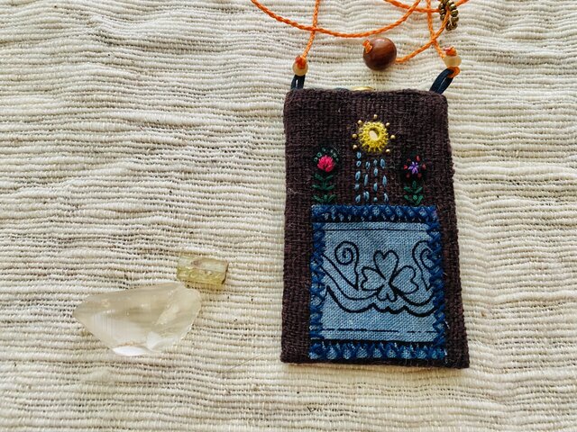 お守り袋ペンダントb | iichi 日々の暮らしを心地よくするハンドメイドやアンティークのマーケットプレイス