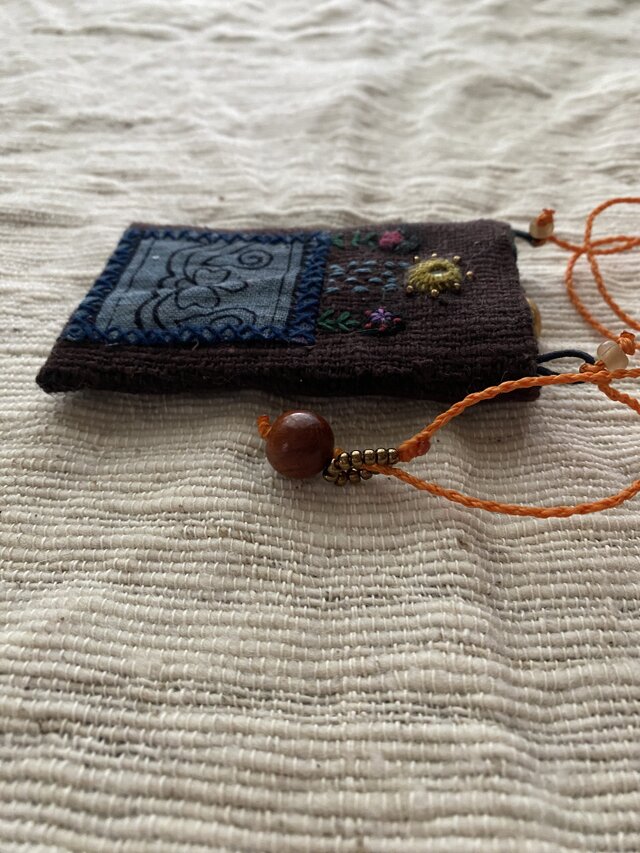 お守り袋ペンダントb | iichi 日々の暮らしを心地よくするハンドメイドやアンティークのマーケットプレイス