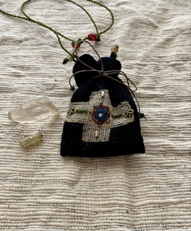 お守り袋ペンダントc | iichi 日々の暮らしを心地よくするハンドメイドやアンティークのマーケットプレイス