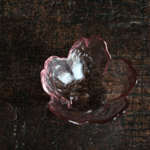 花形で可愛い 氷のような雰囲気。曇りガラス小鉢 古民家 古道具 器 丁寧な暮らしに。ピンク 昭和後期 | iichi 日々の暮らしを心地よくするハンドメイドやアンティークのマーケットプレイス