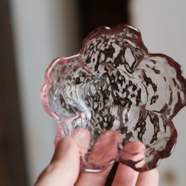 花形で可愛い 氷のような雰囲気。曇りガラス小鉢 古民家 古道具 器 丁寧な暮らしに。ピンク 昭和後期 | iichi 日々の暮らしを心地よくするハンドメイドやアンティークのマーケットプレイス