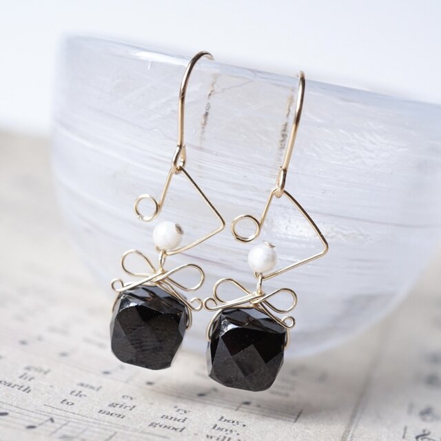 【選べる猫】猫足リボンと音符のパールピアス／イヤリング（三毛猫・白猫・黒猫） | iichi 日々の暮らしを心地よくするハンドメイドやアンティークのマーケットプレイス