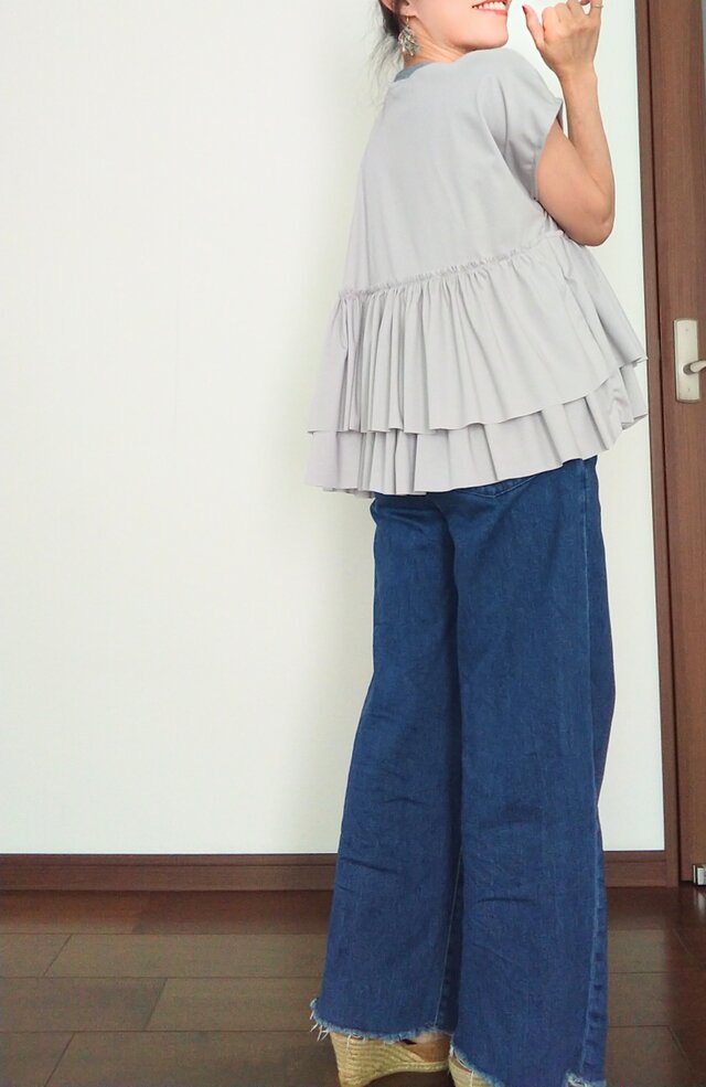 上質ライトグレーカットソーフリルブラウス | iichi 日々の暮らしを心地よくするハンドメイドやアンティークのマーケットプレイス