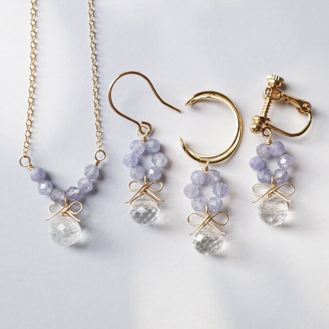 「勿忘草の花束」天然石リボンアクセサリー（ピアス／イヤリング） | iichi 日々の暮らしを心地よくするハンドメイドやアンティークのマーケットプレイス