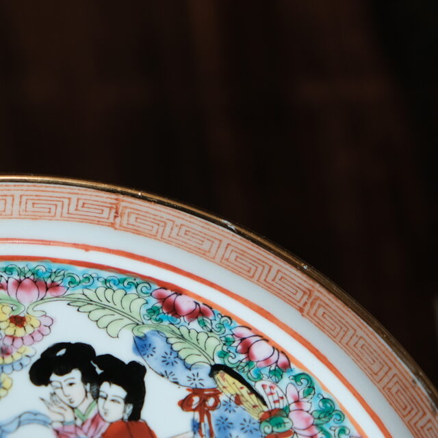 花と蝶と天女 チャイナレトロで可愛い。中国産色絵金彩中皿プレート 器 チャイナレトロ シノワズリ 飾り皿 | iichi 日々の暮らしを心地よくするハンドメイドやアンティークのマーケットプレイス