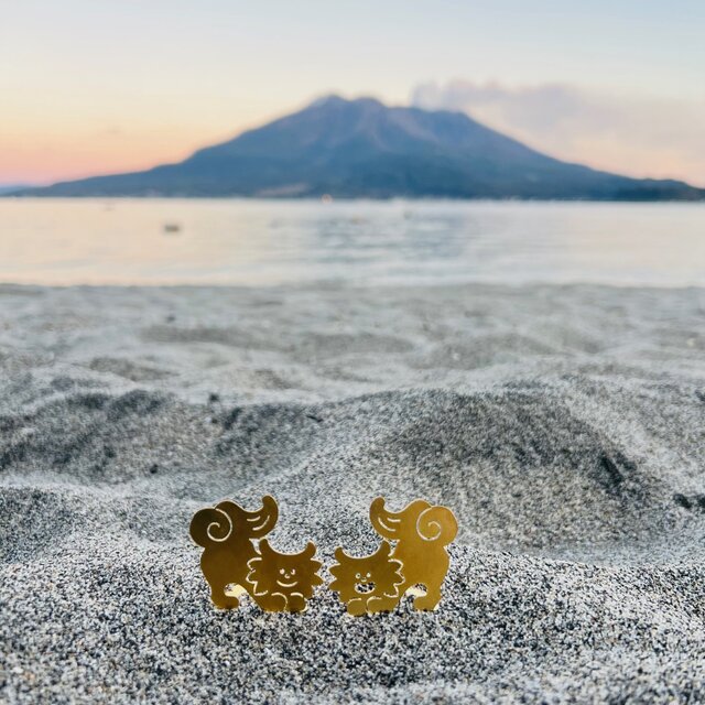 【掲載商品】おしりトントンしてほシーサー 真鍮置物 ペア シーサー 沖縄 | iichi 日々の暮らしを心地よくするハンドメイドやアンティークのマーケットプレイス