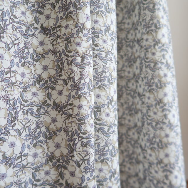 ★ワンピース★リバティプリント☆メイモリス☆パフスリーブ＆ギャザースカート・タナローン | iichi 日々の暮らしを心地よくするハンドメイドやアンティークのマーケットプレイス