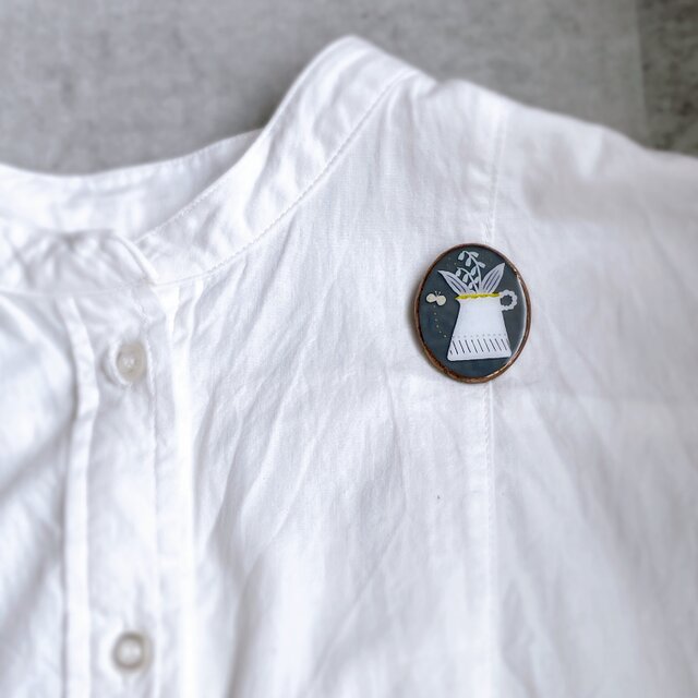 窓辺のブローチ ステンドグラスブローチ | iichi 日々の暮らしを心地よくするハンドメイドやアンティークのマーケットプレイス