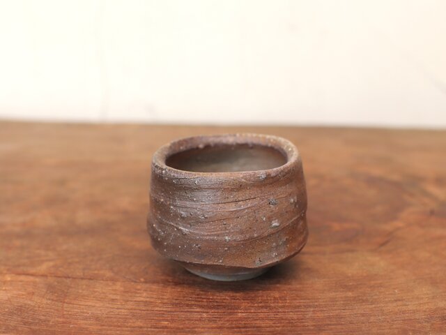 備前焼 ぐい呑み gi-052 | iichi 日々の暮らしを心地よくするハンドメイドやアンティークのマーケットプレイス