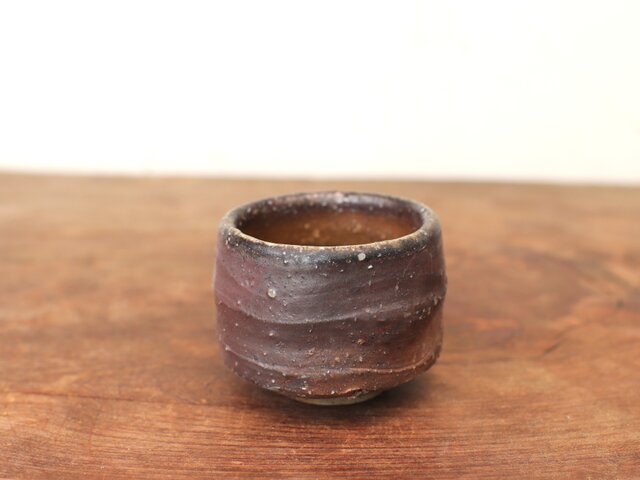 備前焼 ぐい呑み gi-053 | iichi 日々の暮らしを心地よくするハンドメイドやアンティークのマーケットプレイス