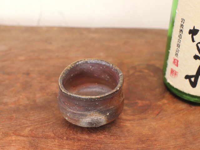 備前焼 ぐい呑み gi-055 | iichi 日々の暮らしを心地よくするハンドメイドやアンティークのマーケットプレイス