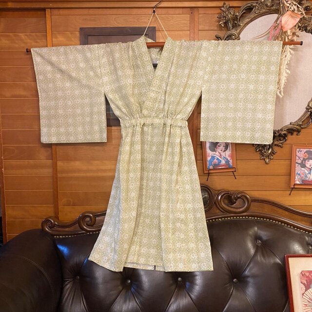 夏着物リメイク ミニミディ ワンピース ドレス 名古屋帯サッシュベルト 和洋折衷 薄緑に、白と淡紅の葉と小花 SKW-29 | iichi 日々の暮らしを心地よくするハンドメイドやアンティーク ...