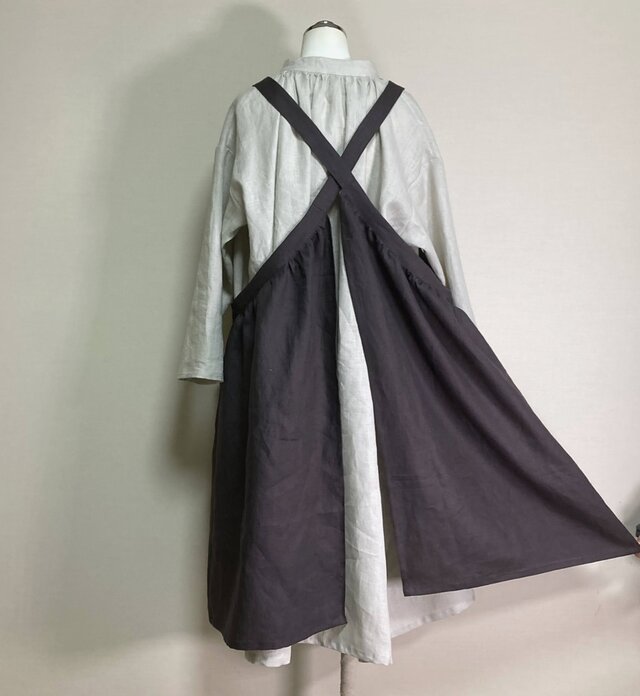 カラーリネン ギャザーエプロンワンピース チャコール フリーサイズ（中厚、リネン100％） | iichi 日々の暮らしを心地よくするハンドメイドやアンティークのマーケットプレイス