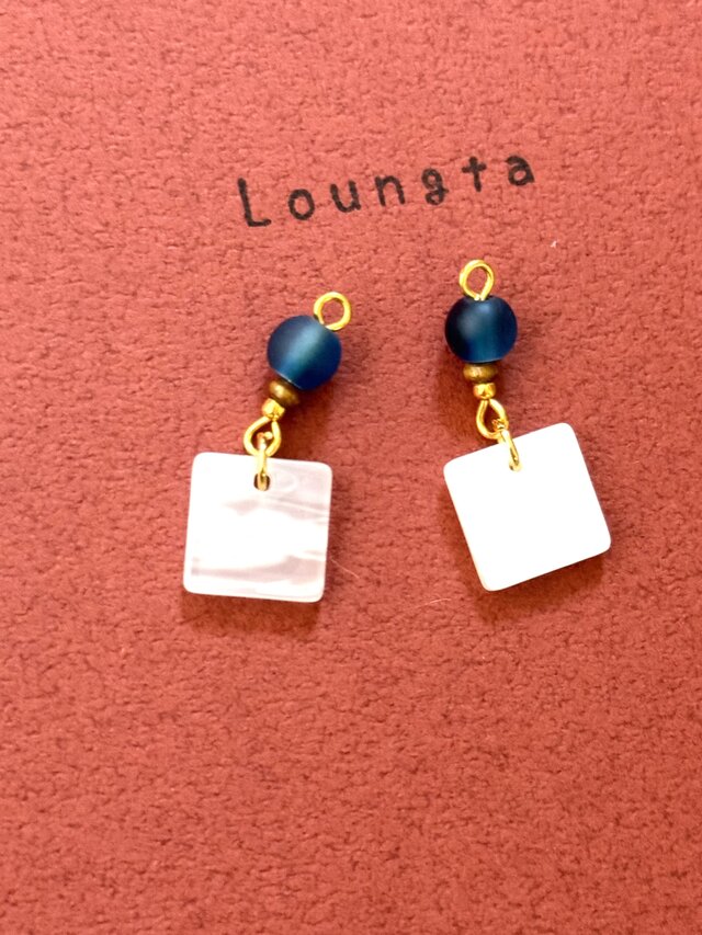 ブルー ホワイトアクリルビーズの小ぶりピアス 樹脂ピアス 夏ピアス | iichi 日々の暮らしを心地よくするハンドメイドやアンティークのマーケットプレイス